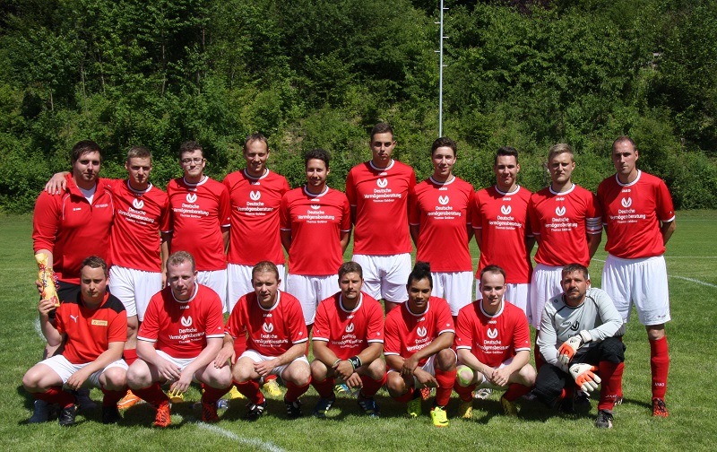Unser Zweite Herren von links nach rechts, stehend: Betreuer Daniel ...